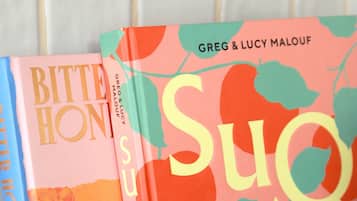 Uma coleção de livros intitulados 'Bitter Honey' e 'Suqar' de Greg & Lucy Malouf, juntamente com uma tigela com frutas cítricas.