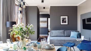 Apartamento Comfort, varanda | Sala de estar | TV de ecrã plano