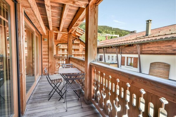 Wifi, 100m from ski slopes, 2nd floor, terrace, parking, tv, ski locker ...