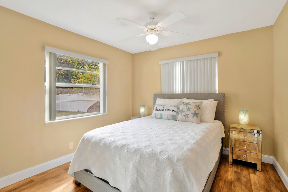 Fenced Tropic Home ⛱️With Outdoor Area 3bed/1bath - Deerfield Beach, FL