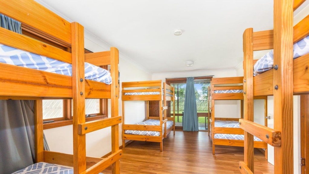 Deckhouse Surfside - Spacious Family Home With Beach Access - Hastings Point