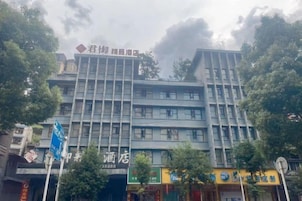 Um edifício com vários andares e um andar térreo comercial.
