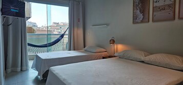 1 quarto, com decoração personalizada, com mobília individualizada 