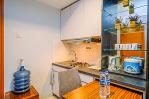Apartamento | Cozinha privada | Um frigorífico, uma placa de cozinha, uma panela elétrica de arroz 
