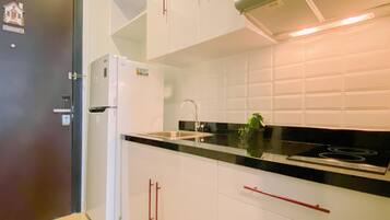 Apartamento | Cozinha privada | Geladeira, cooktop, chaleira elétrica, panela elétrica de arroz