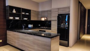 Uma cozinha moderna com bancada de mármore, prateleiras embutidas e um fogão elegante.