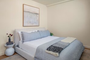 Suite Standard, 1 cama queen-size, adaptado para pessoas com dificuldades de mobilidade | Roupa de alta qualidade, cofre com capacidade para portátil 