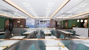Restaurante moderno com bar central, cabines e vista para as montanhas.