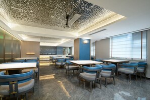 Café da manhã com buffet todos os dias (CNY 48 por pessoa)