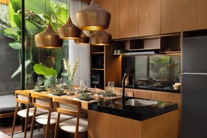 Daksa - Three Bedroom Residence | Cozinha privada | Um frigorífico, uma placa de cozinha, utensílios de cozinha