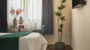 Quarto Deluxe, 1 cama queen-size, não fumadores, Vista para a cidade | 1 quarto, secretária, quartos insonorizados, Wi-fi grátis