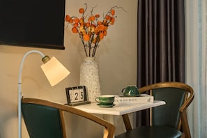 Quarto Familiar, 2 camas queen-size, não fumadores, Vista para a cidade | 1 quarto, secretária, quartos insonorizados, Wi-fi grátis