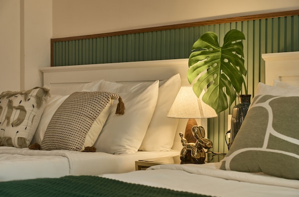 Quarto Familiar, 2 camas queen-size, não fumadores, Vista para a cidade | 1 quarto, secretária, quartos insonorizados, Wi-fi grátis