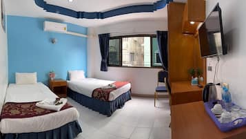 Quarto casal luxo, vista para a cidade | Roupas de cama antialérgicas, cofres nos quartos, escrivaninha
