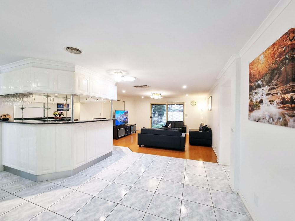 5 Bedrooms Spacious Home - Tottenham, Victoria