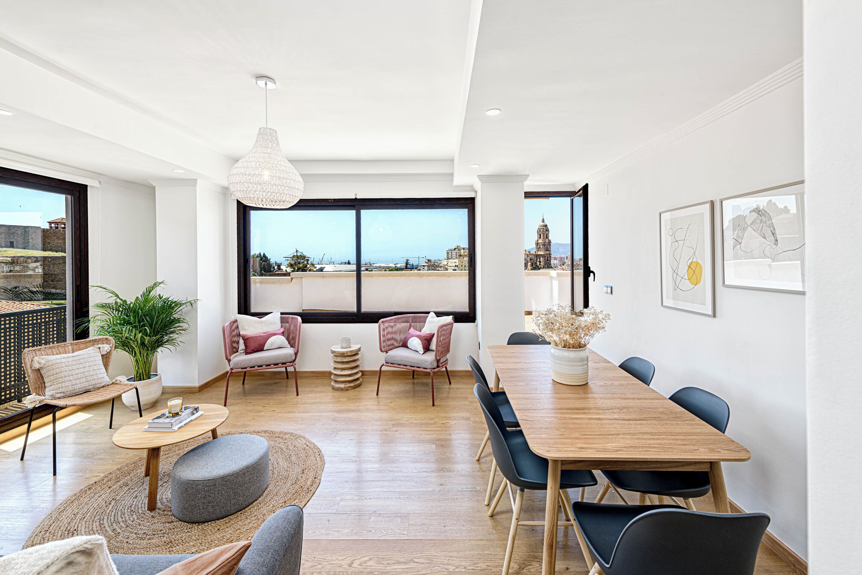 Penthouse Deluxe, Vista para a cidade | Sala de estar | Televisor de 50 polegadas com canais por cabo 