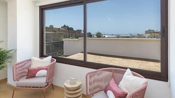 Cobertura luxo, vista para a cidade | Área de estar | TV 50 polegadas com canais a cabo