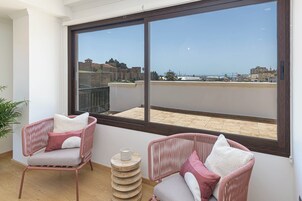 Penthouse Deluxe, Vista para a cidade | Sala de estar | Televisor de 50 polegadas com canais por cabo 