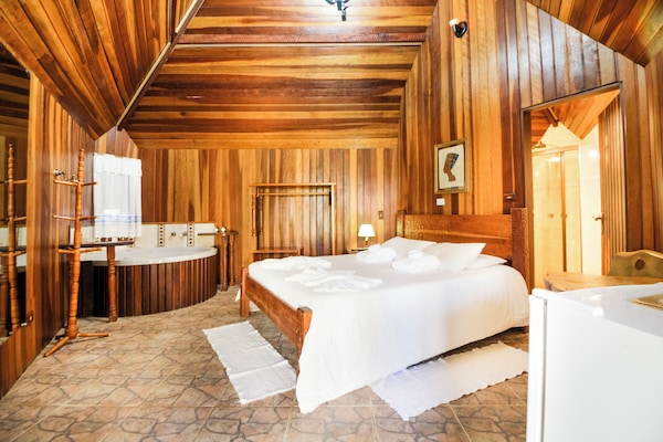 Chalé luxo, vista para o jardim | 1 quarto, Wi-Fi de cortesia