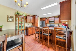 Casa, 3 quartos | Cozinha privada | Um frigorífico, um forno, uma cafeteira/bule, uma torradeira