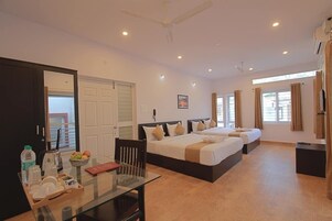 Quarto casal executivo, vista para o jardim | Escrivaninha, Wi-Fi de cortesia