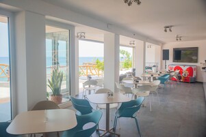 Pequeno-almoço tipo buffet diário incluído 