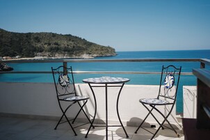 Quarto Quádruplo Deluxe, vista para o mar | Terraço/pátio interior
