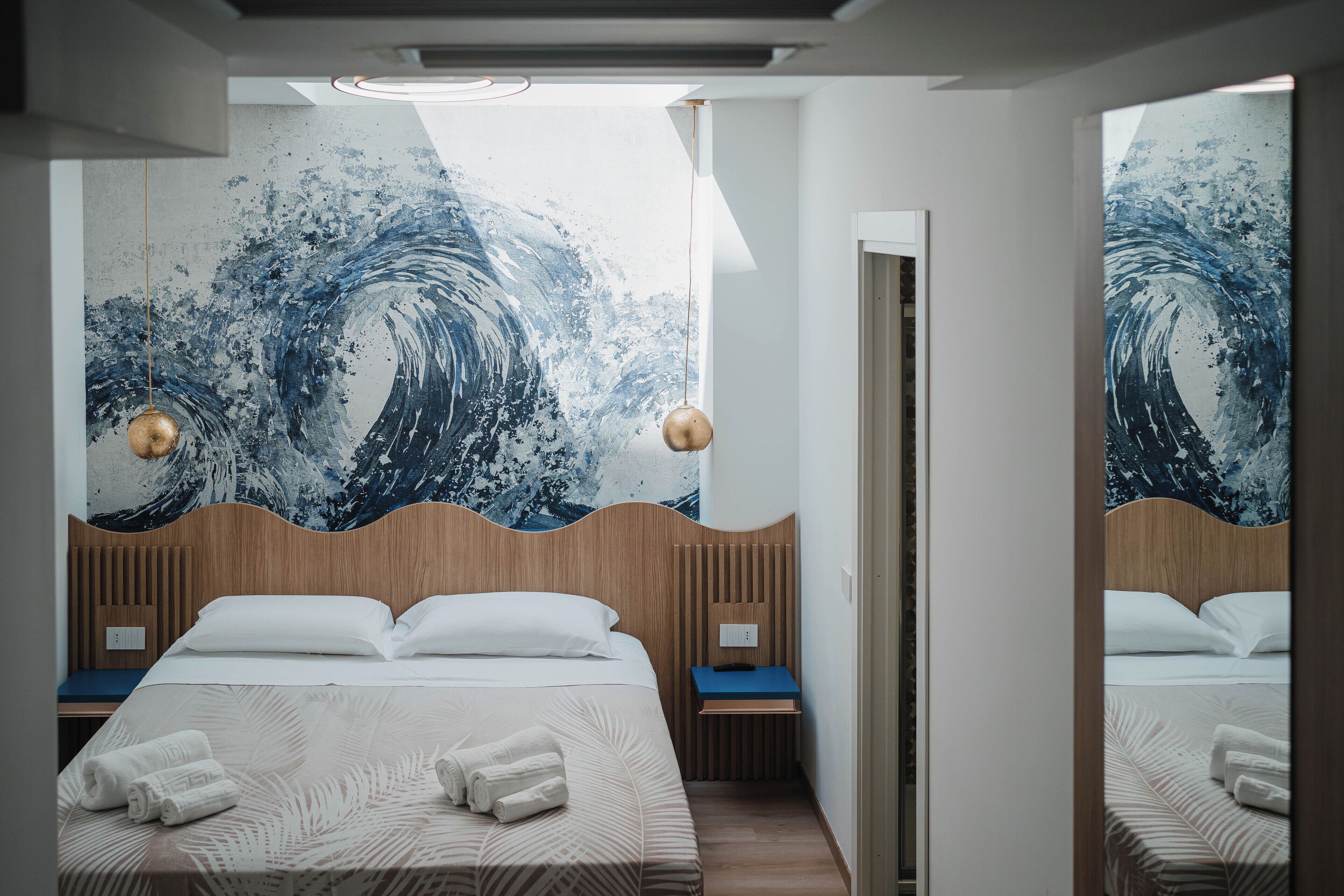 Quarto Básico, várias camas | Minibar, cofre com capacidade para portátil, cortinas/cortinados opacos 