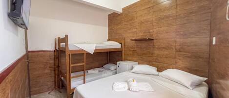 Quarto quádruplo | Espaço de trabalho para notebook, Wi-Fi de cortesia