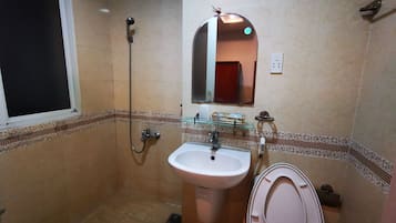 Quarto casal família, geladeira | Banheiro | Chuveiro, chinelos, toalhas de banho, sabonete