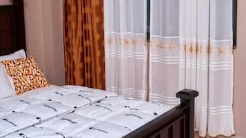 Quarto Individual, Vista para a cidade | Secretária, secretária adequada para computadores portáteis