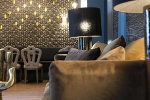 Cofres nos quartos, cortinas blackout, quartos à prova de som