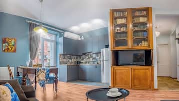 Apartamento, varanda, Vista para a cidade | Sala de estar | Televisor de ecrã plano de 37 polegadas com canais digitais