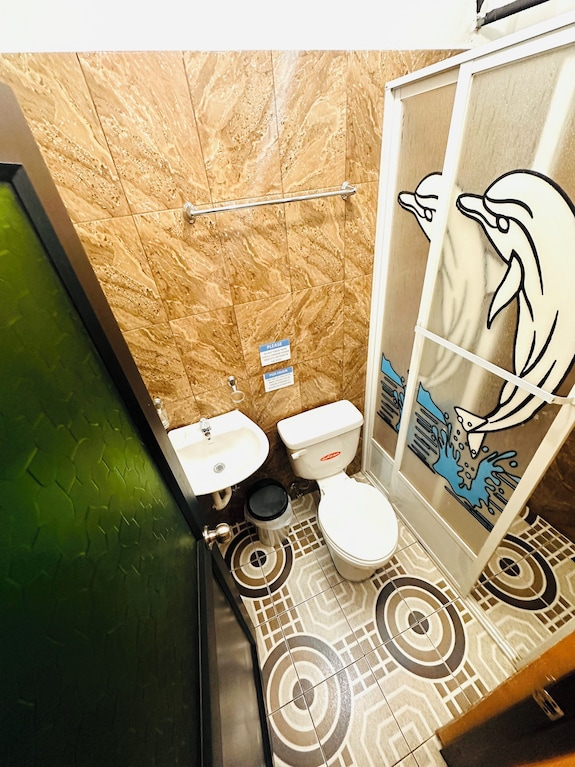 Charming 5-bedroom Hotel With Wifi, Ac In Enjoyable San Cristobal - Galápagos - Islas Galápagos