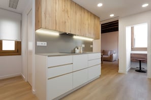Apartamento | Cozinha privada | Geladeira, micro-ondas, fogão, cooktop