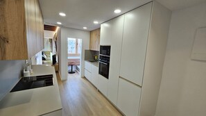 Apartamento | Cozinha privada | Geladeira, micro-ondas, fogão, cooktop