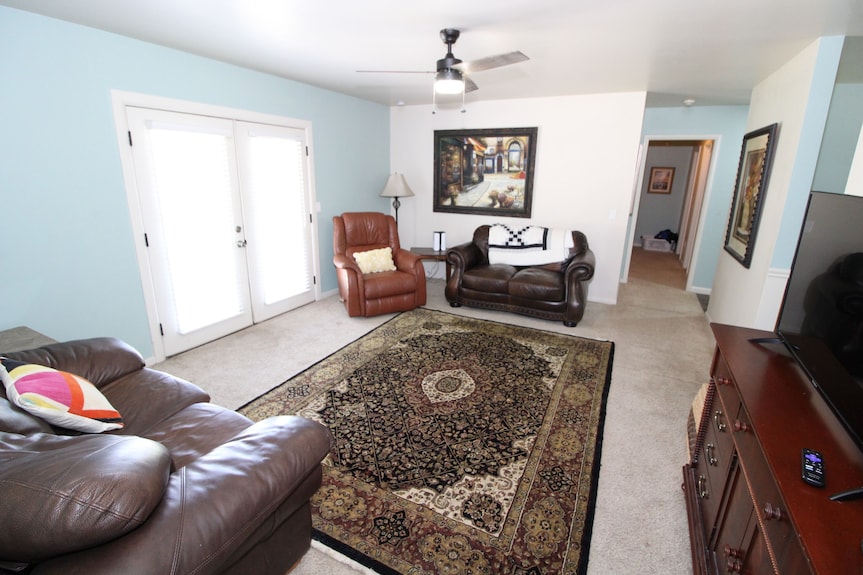 Jenks Cozy Home - Fenced Yard - Dogs Ok - Centrally Located - Oklahoma Aquarium, Jenks