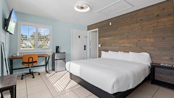Quarto, 1 cama king-size, aceitam-se animais de estimação (Oceanfront Inn Room #2 ) | 1 quarto, com decoração personalizada, com mobília individualizada