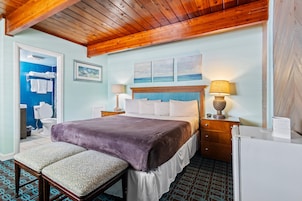 Quarto, 1 cama king-size, varanda, vista para o jardim (Oceanfront Inn Room #9) | 1 quarto, com decoração personalizada, com mobília individualizada