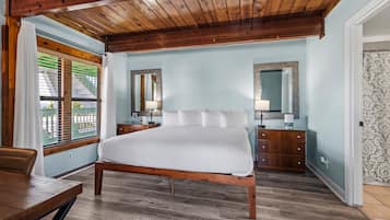 Quarto, 1 cama king-size, varanda, vista para o oceano (Oceanfront Inn Room #8 ) | 1 quarto, com decoração personalizada, com mobília individualizada