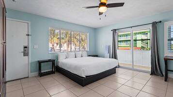 Quarto, 1 cama King, sacada, vista para a praia (#1 - Partial Ocean View, King Bed) | 1 quarto, individualmente decorados, individualmente mobiliados