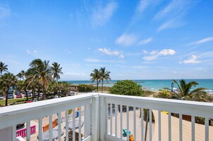 Quarto, 1 cama King, sacada, vista para o jardim (Oceanfront Inn Room #15) | Área da propriedade