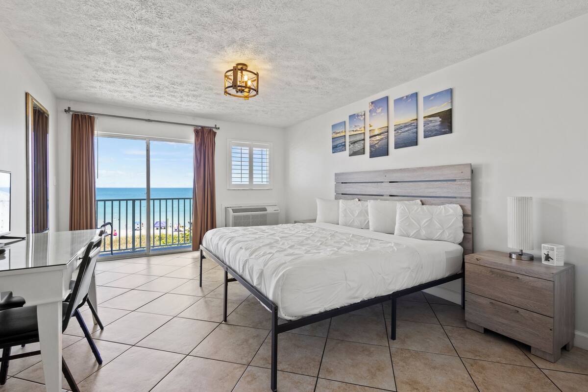 Quarto, 1 cama King, sacada, vista para o oceano (Oceanfront Inn Room #25) | 1 quarto, individualmente decorados, individualmente mobiliados