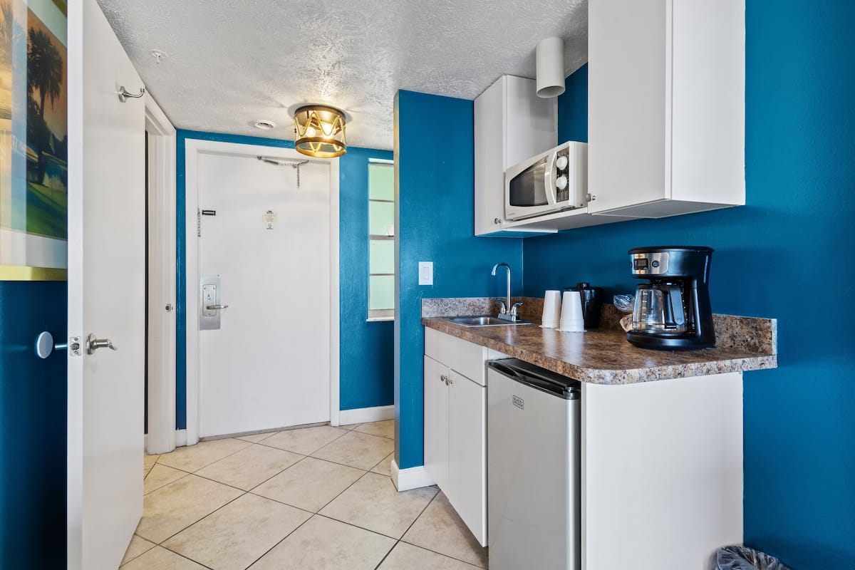 Quarto, 2 camas de casal, sacada, vista para o oceano (Oceanfront Inn Room #20) | Cozinha privada | Geladeira, micro-ondas, cafeteira/chaleira