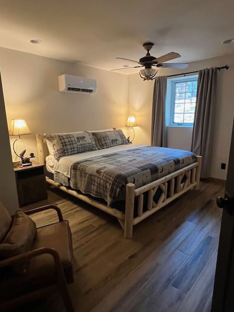 4 Bedroom Cabin Retreat - Scotsdale, MO