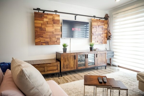 Apartamento superluxo, 2 quartos, cozinha, vista para o jardim | Área de estar | TV