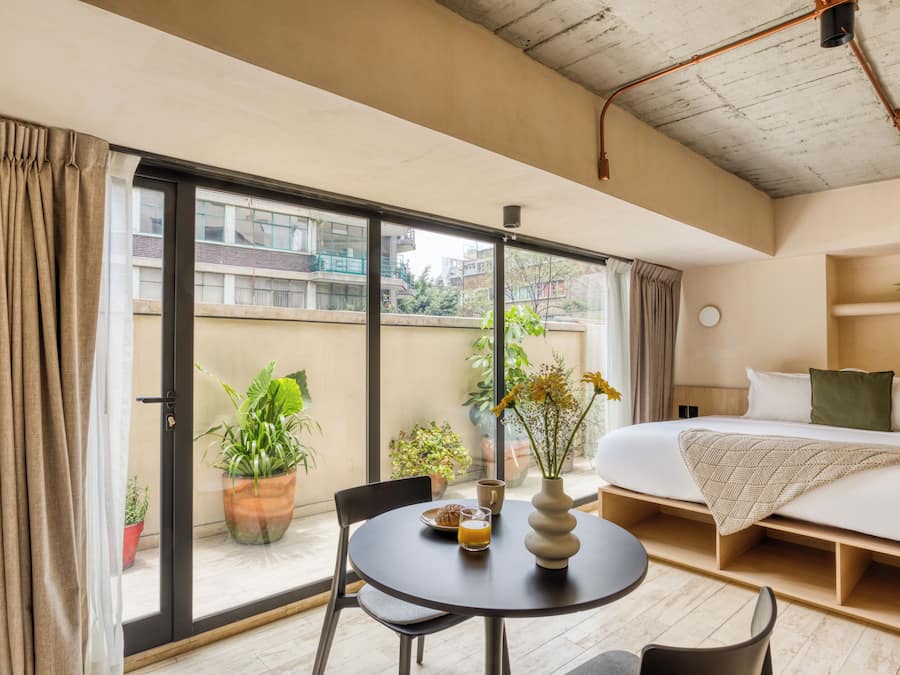 Apartamento Deluxe, pátio | Minibar, cofre no quarto, secretária