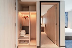 Quarto standard, 1 cama King, acessível | Roupas de cama premium, frigobar, cofres nos quartos, escrivaninha