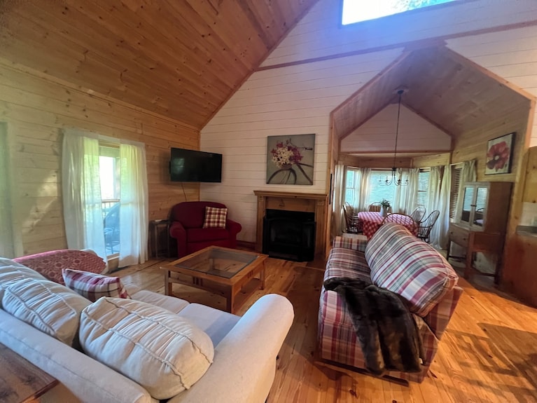 Peaceful Mtn Cabin W/fast Wi-fi & 5 Min Walk To River - Franklin, NC