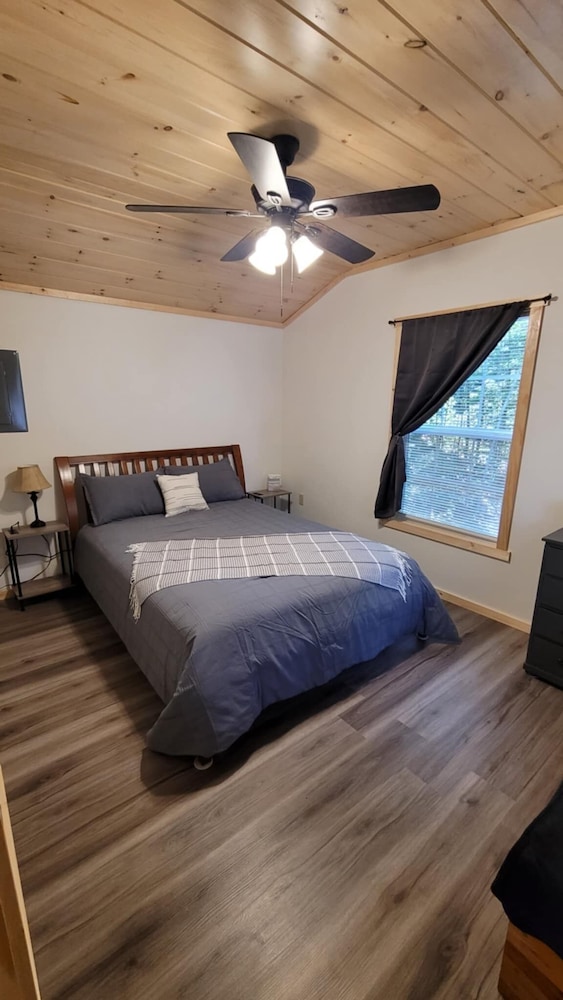 Charming new cottage w/ modern amenities on peaceful Bog Lake ...